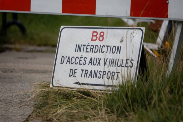 Panneau de signalisation voiture barré : signification et usages ...